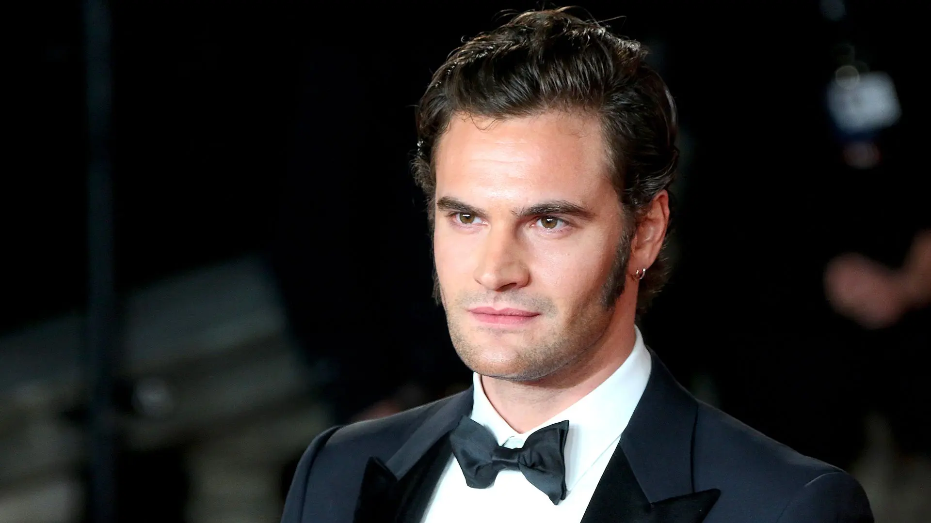 Tom Bateman Biography: Net Worth, Age, Siblings, Instagram, Wife, Twin ...