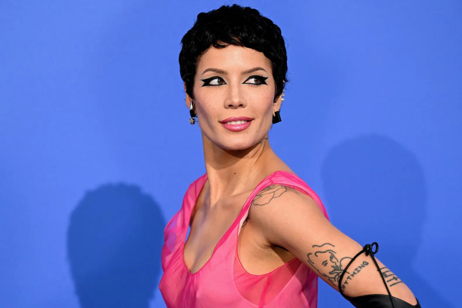 Halsey Biography: Husband, Songs, Parents, Net Worth, Age, Instagram ...