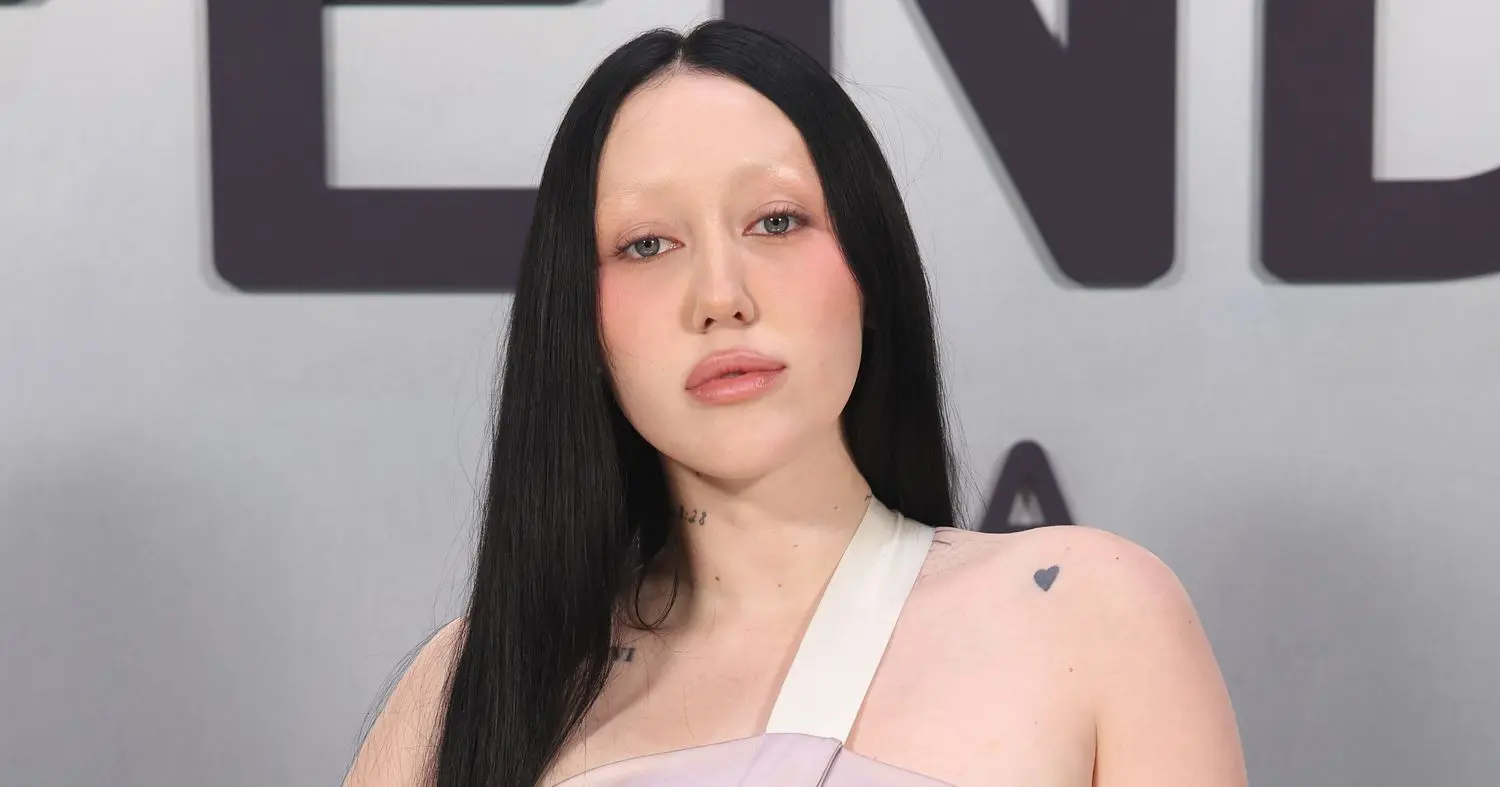Noah Cyrus Biography: Songs, Net Worth, Siblings, Instagram, Boyfriend ...