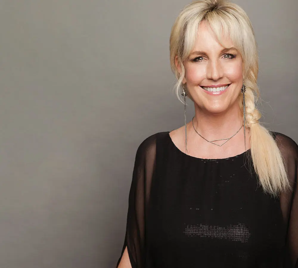 Erin Brockovich Biography: Age, Net Worth, Husband, Sibling, Children ...