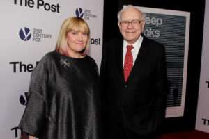Warren Buffett's wife Susan Buffett Biography: Obituary, Age, Net Worth ...