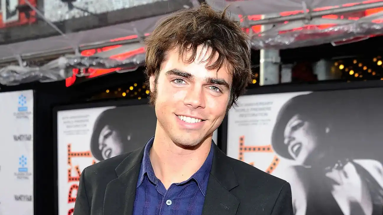 Reid Ewing Biography: Siblings, Parents, Height, Nationality, Age, Net ...