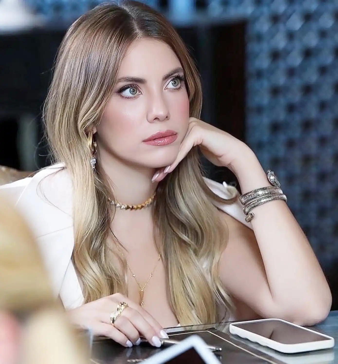 Eda Ece Biography: Birthday, Pictures, Family, Age, Net Worth, Siblings, Child, Height ...