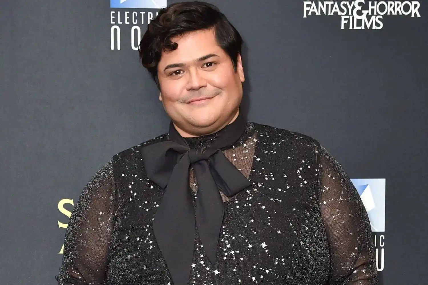 Harvey Guillén Biography: Age, Net Worth, Girlfriend, Height, Instagram ...