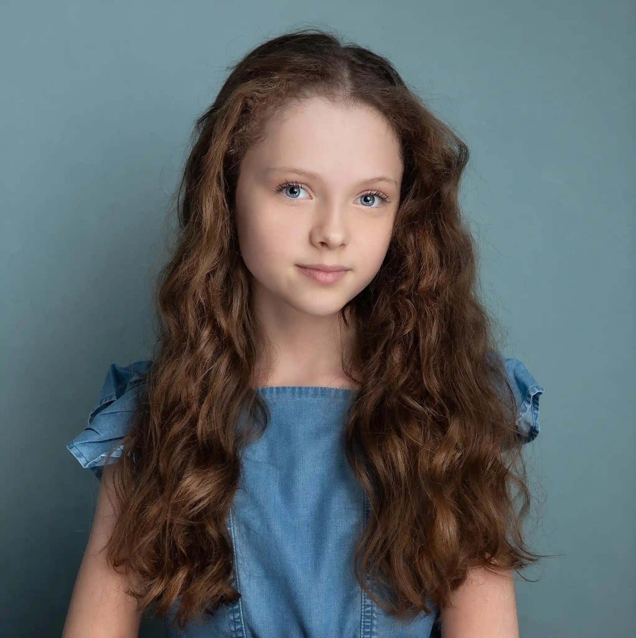 Iona Bell Biography: Age, Net Worth, Movies, Height, Parents, Twin ...