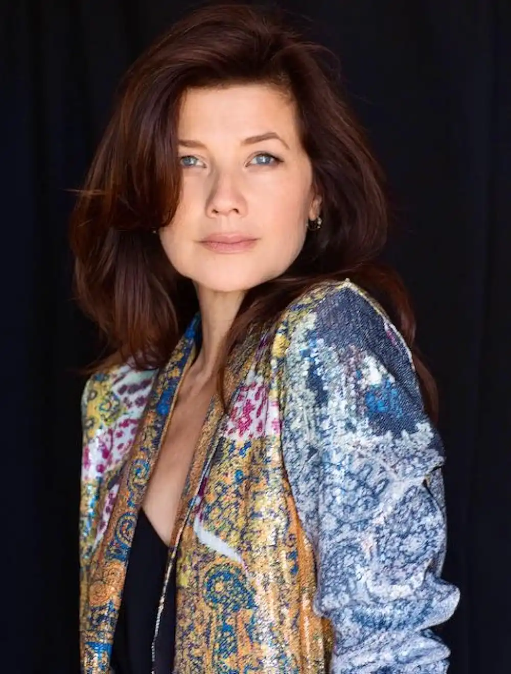 Daphne Zuniga Biography: Age, Husband, Net Worth, Movies & TV Shows ...