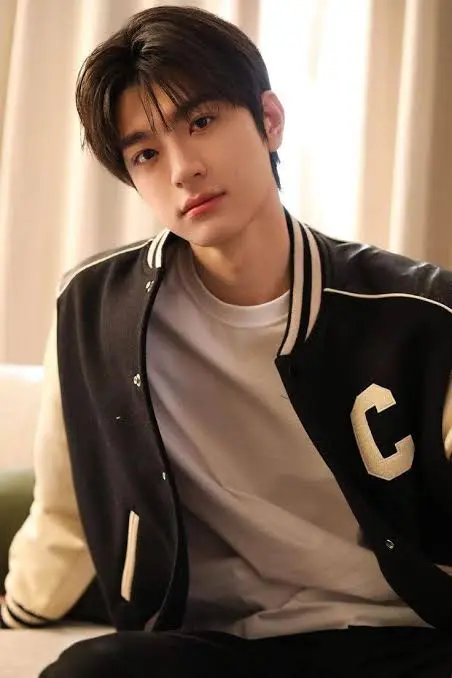 Lin Yi Biography: Age, Height, Net Worth, Dramas, Girlfriend, Weight