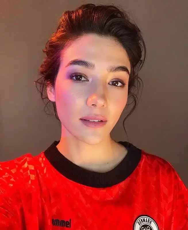 Aybüke Pusat Biography: Age, Boyfriend, Height, Net Worth, Movies & TV ...