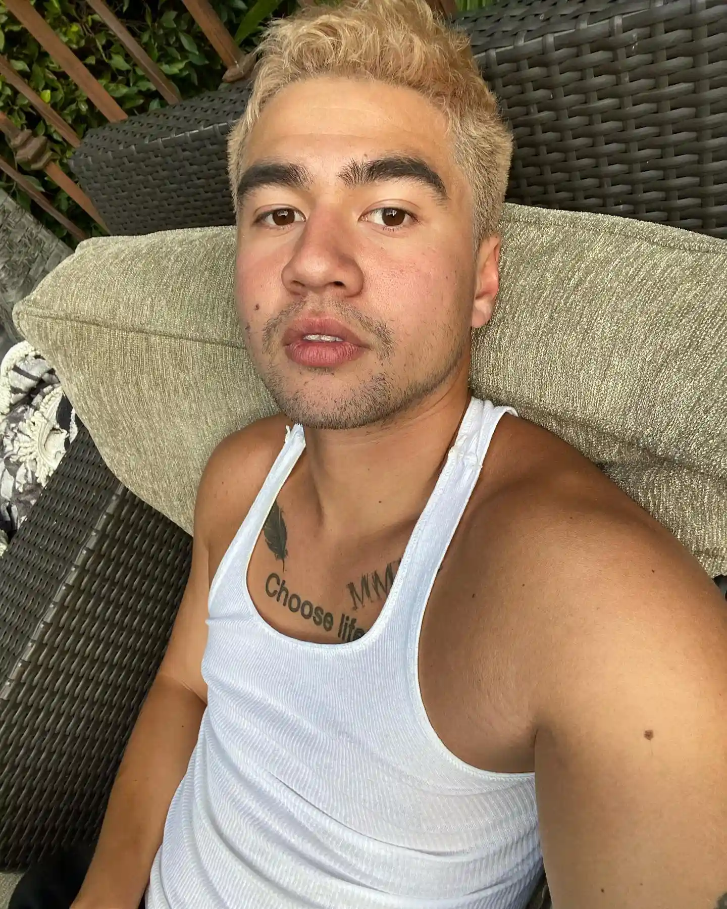 Calum Hood Biography: Songs, Albums, Singles, Girlfriend, Age, Net ...