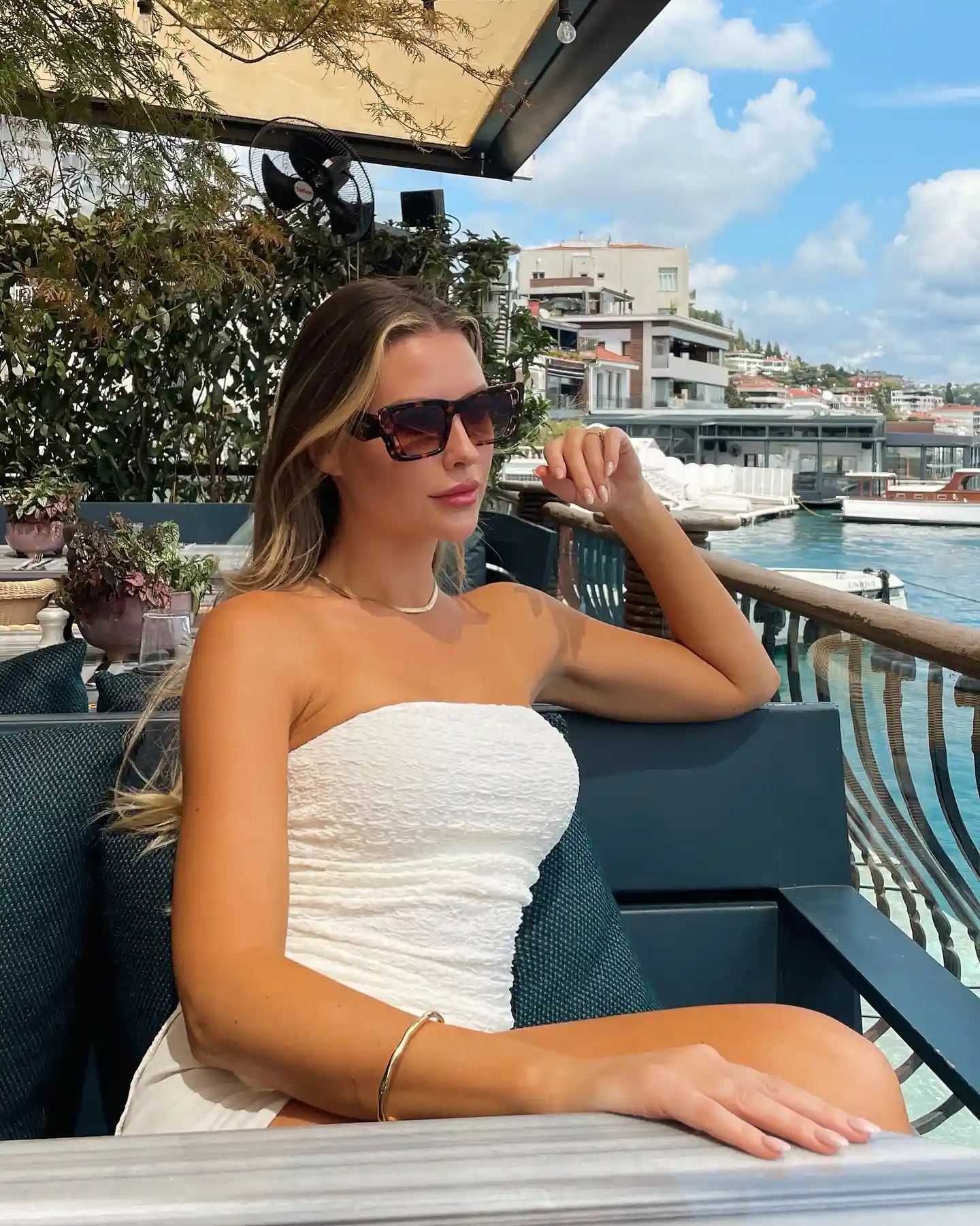 Chloe Loughnan Biography: Parents, Age, Net Worth, Height, Siblings ...
