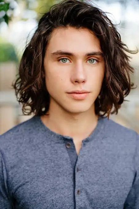 Finn Roberts Biography: Girlfriend, Age, Height, Net Worth, Parents ...