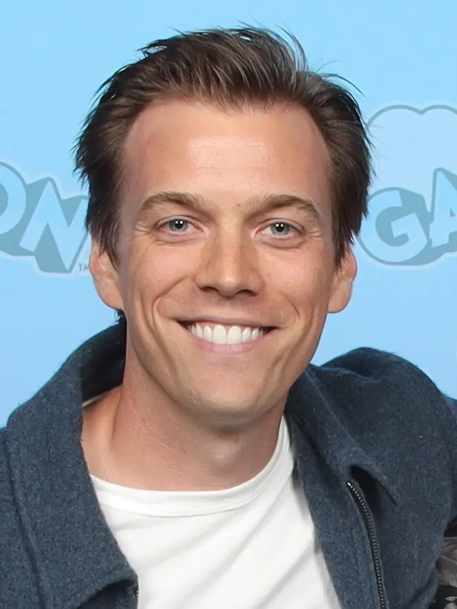 Jake Abel Biography: Age, Wife, Net Worth, Movies & TV Shows, Height ...