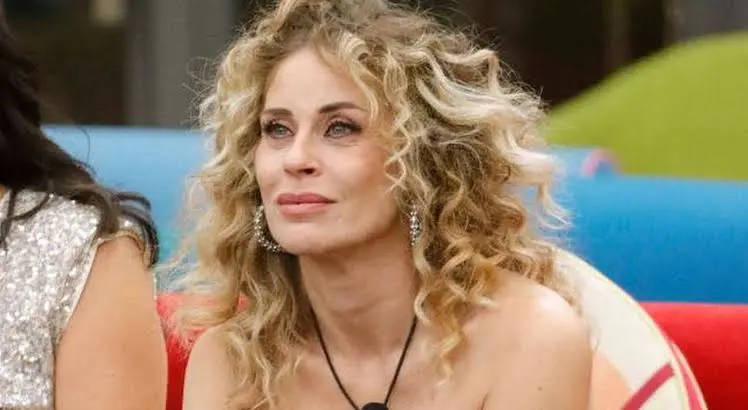 Eleonora Cecere Biography: Children, Net Worth, Height, Husband, Songs ...