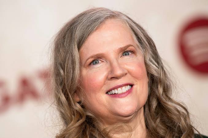 Suzanne Collins Biography: Husband, Children, Siblings, Movies, Height ...