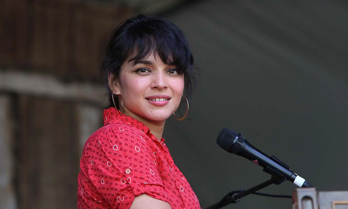 Norah Jones Bio: Songs, Husband, Age, Net Worth, Parents, Kids, Albums ...